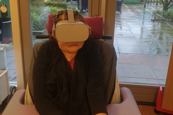 VR-bril biedt kansen voor mensen met ernstige meervoudige beperking* - Nieuws Klik