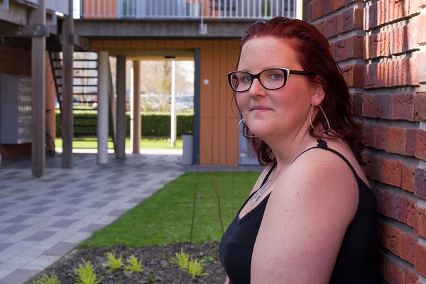 Mensen met verschillende beperkingen wonen samen en helpen elkaar ...